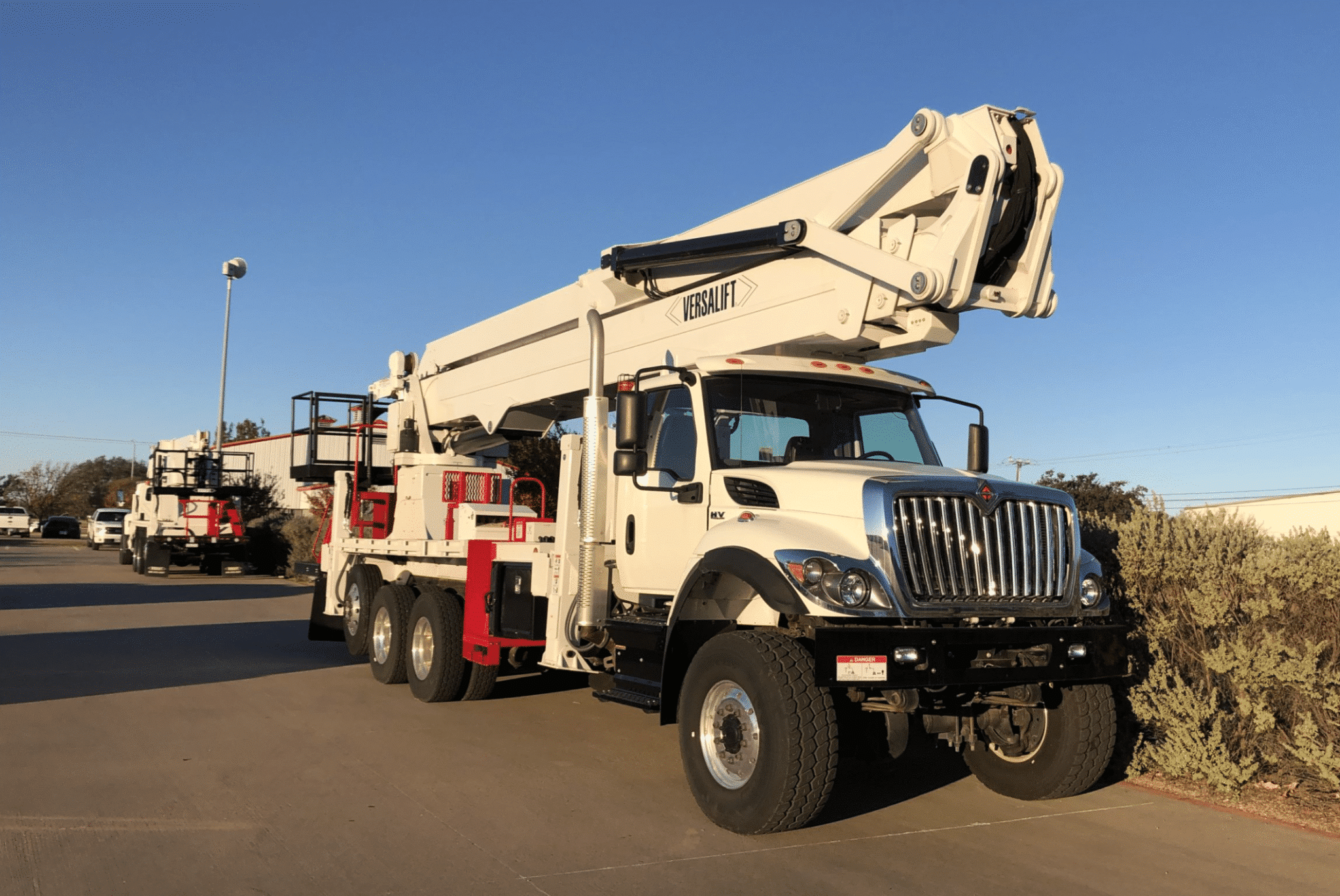FAQ: Top Things You Need to Know About Digger Derricks - Versalift US